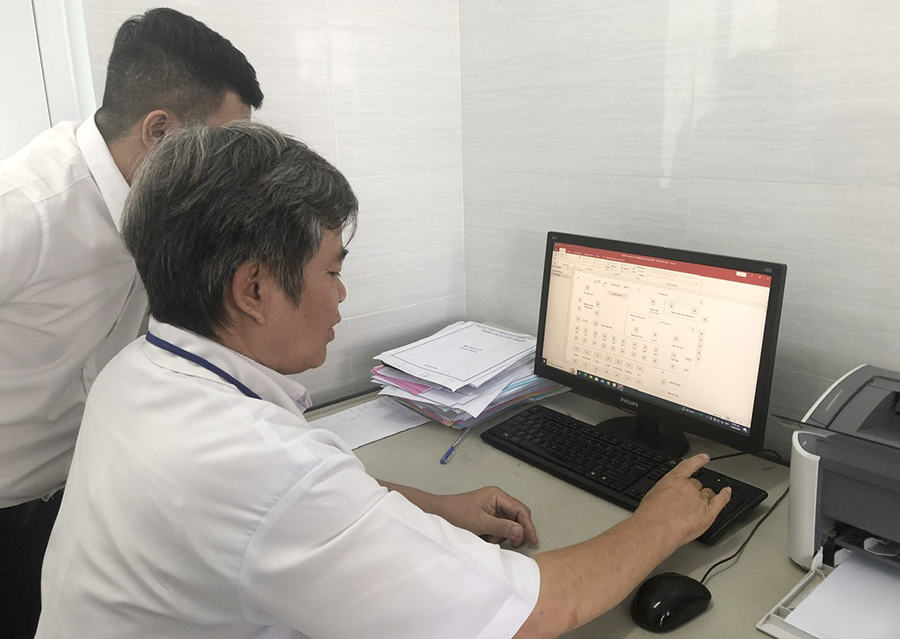 Bác sĩ trưởng trạm y tế giỏi ứng dụng công nghệ thông tin